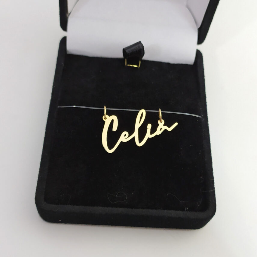 Dije de Oro Nombre en Letra Signature – Taller de Joyería MARO