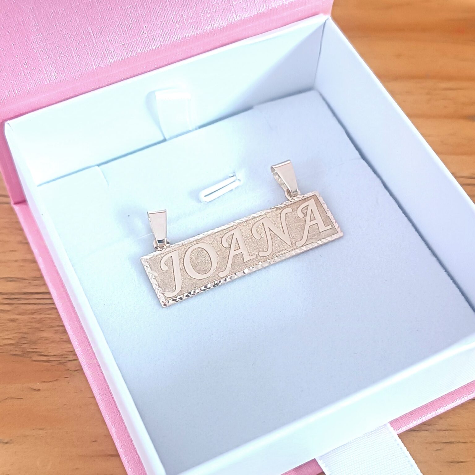 Placa De oro con Nombre – Taller de Joyería MARO